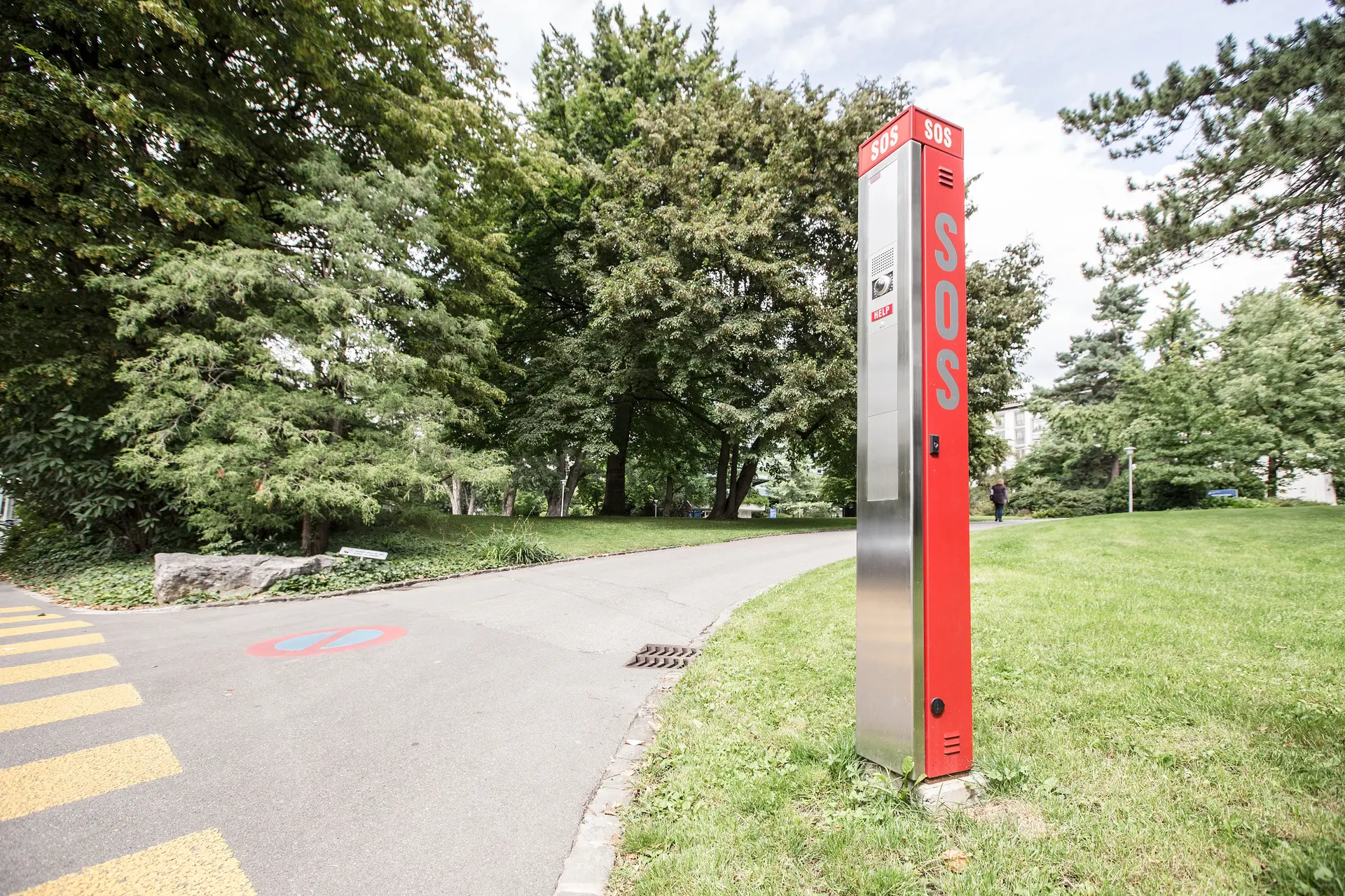 Colonna di interfono d’emergenza CS-ONE per spazi pubblici | COMMEND